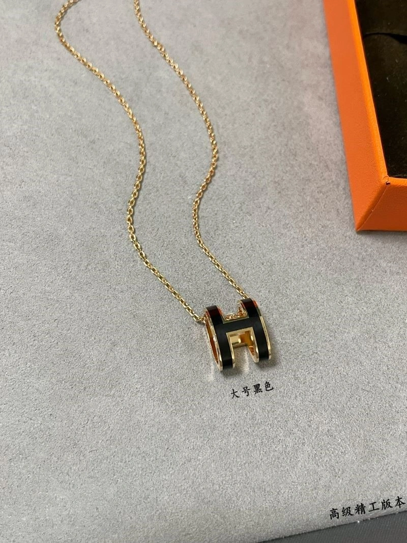 Indistinguishable Hermes Necklaces