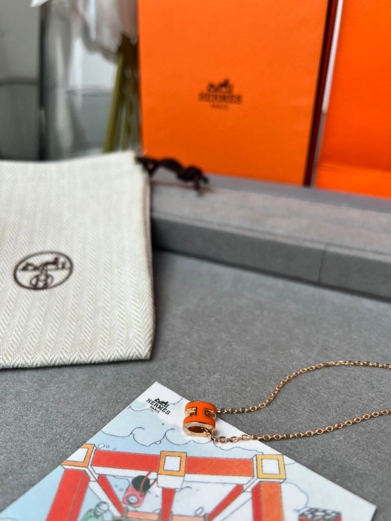 Indistinguishable Hermes Necklaces