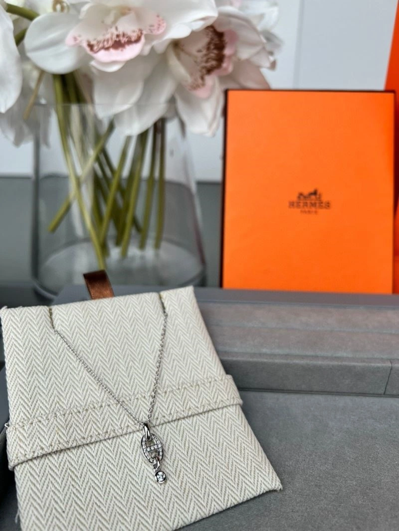 Indistinguishable Hermes Necklaces
