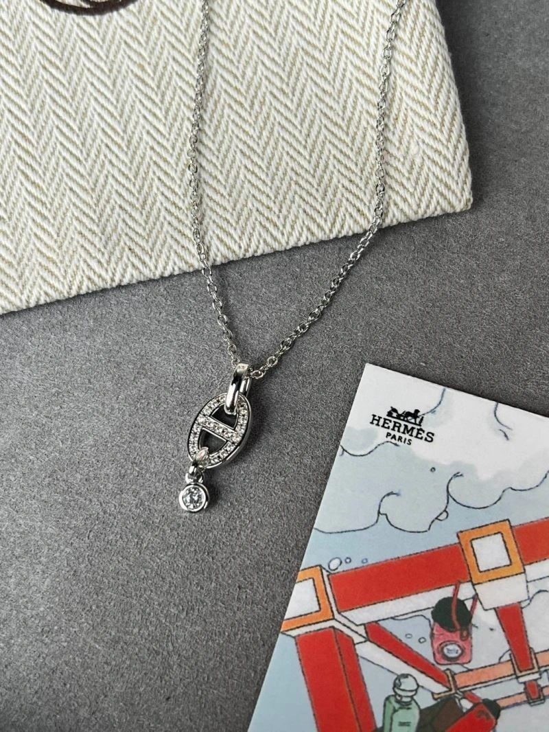 Indistinguishable Hermes Necklaces