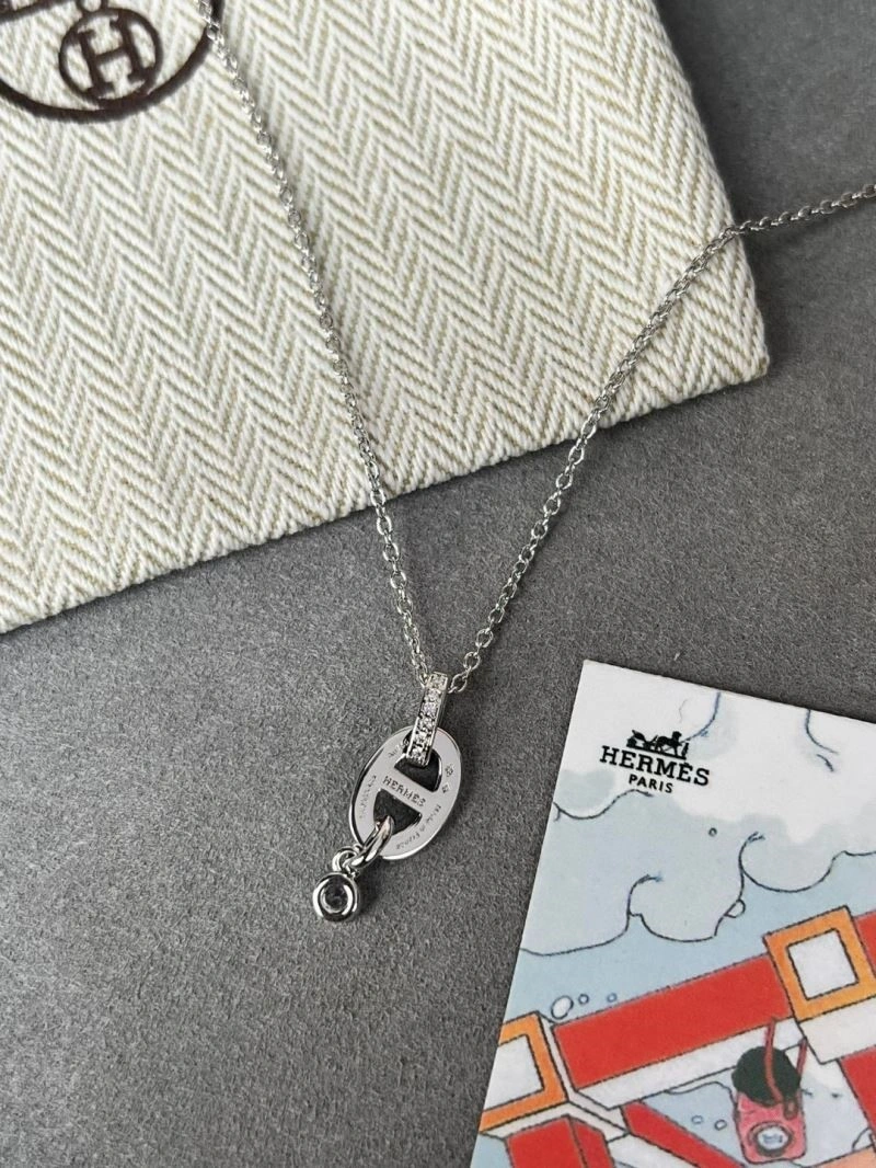 Indistinguishable Hermes Necklaces