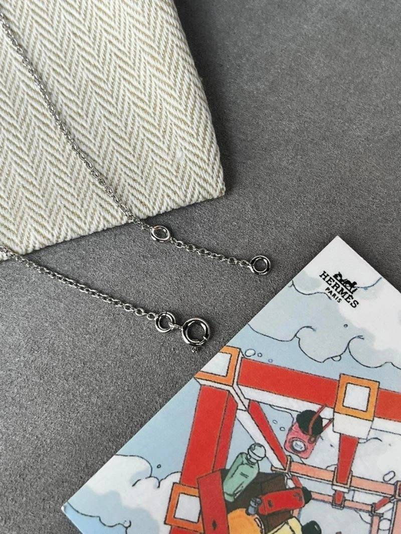 Indistinguishable Hermes Necklaces
