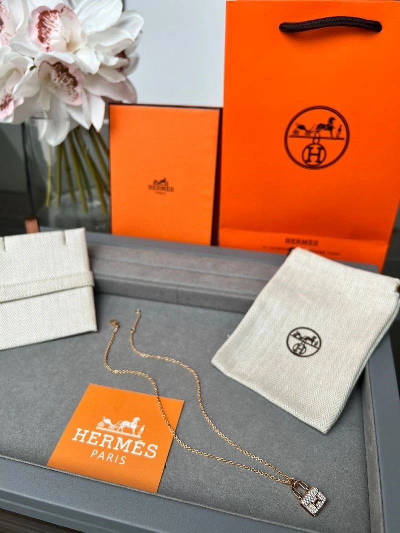 Indistinguishable Hermes Necklaces