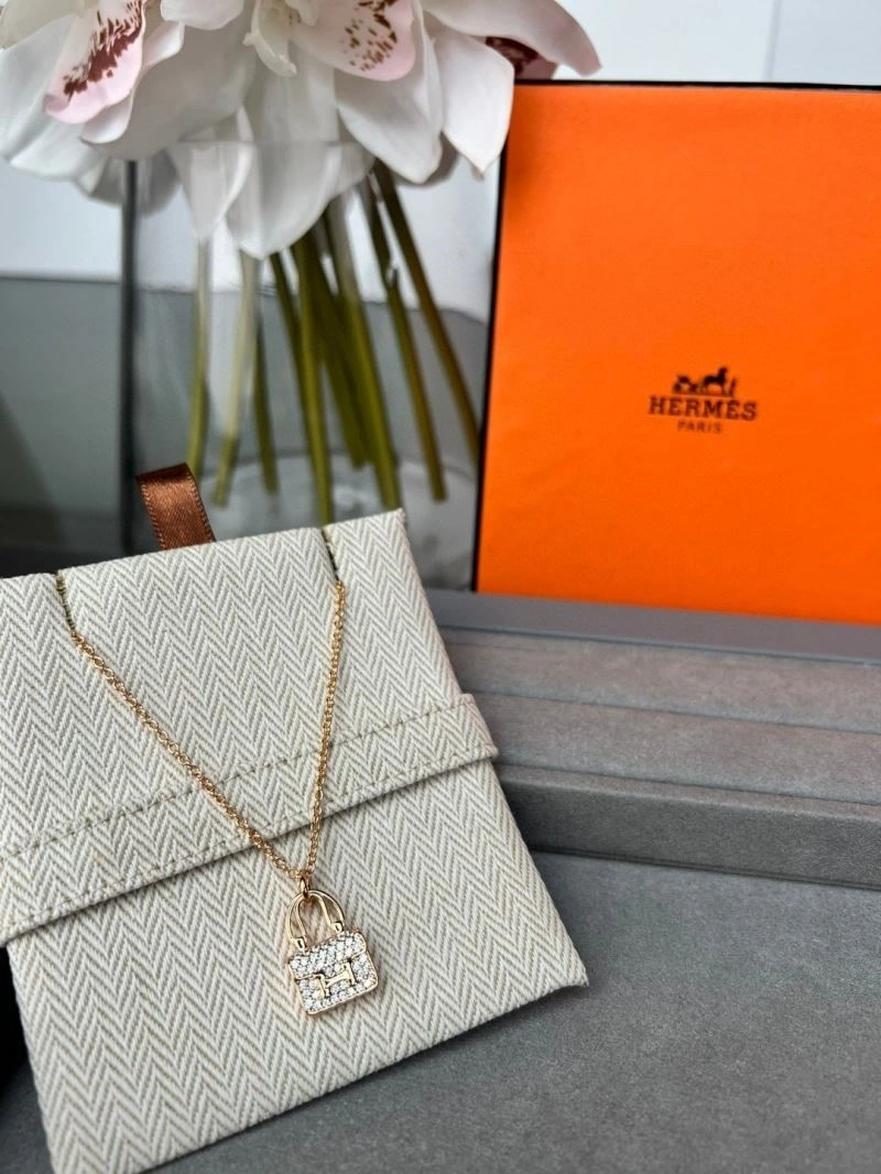 Indistinguishable Hermes Necklaces