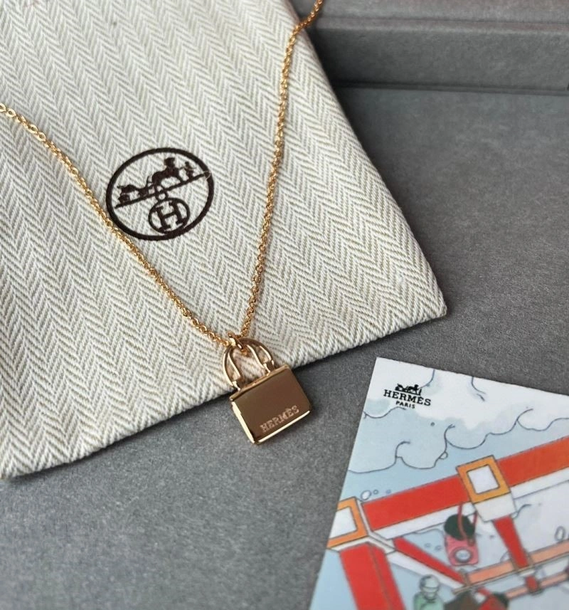Indistinguishable Hermes Necklaces