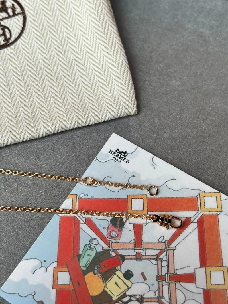 Indistinguishable Hermes Necklaces