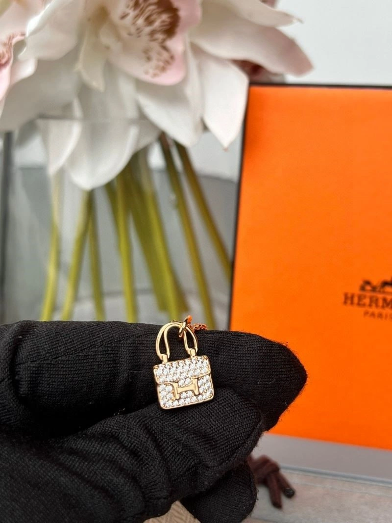 Indistinguishable Hermes Necklaces