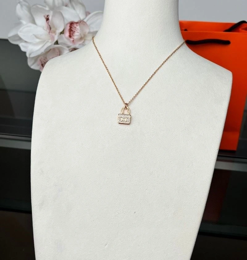 Indistinguishable Hermes Necklaces