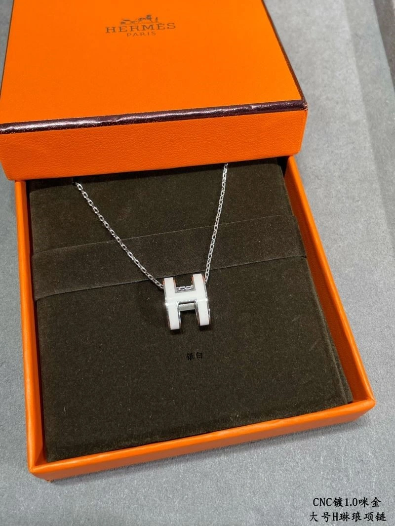 Indistinguishable Hermes Necklaces
