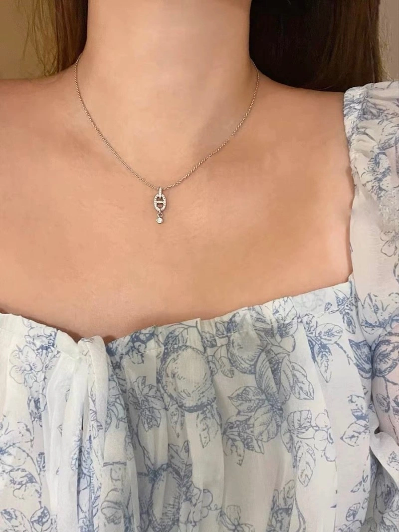 Low-cost Hermes Necklaces
