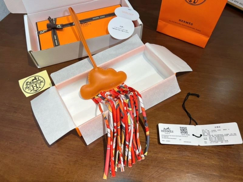 Low-cost Hermes Ornaments