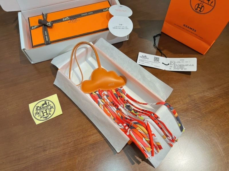 Low-cost Hermes Ornaments
