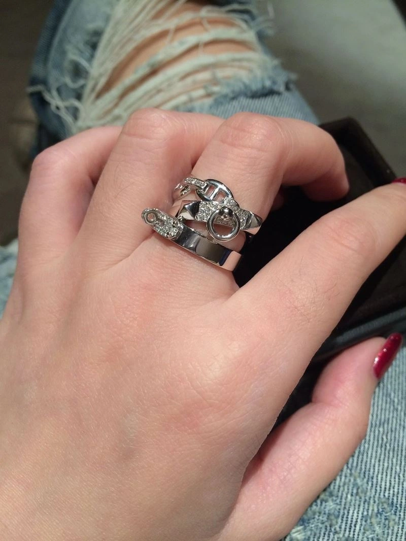 Indistinguishable Hermes Rings