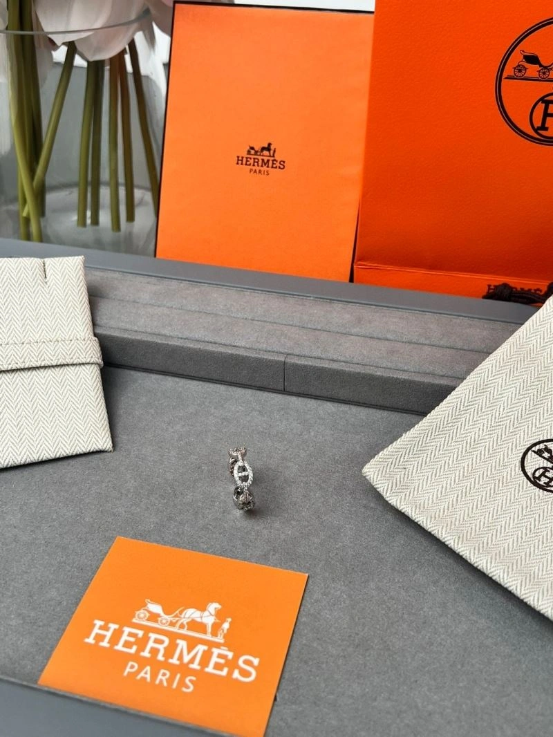 Indistinguishable Hermes Rings