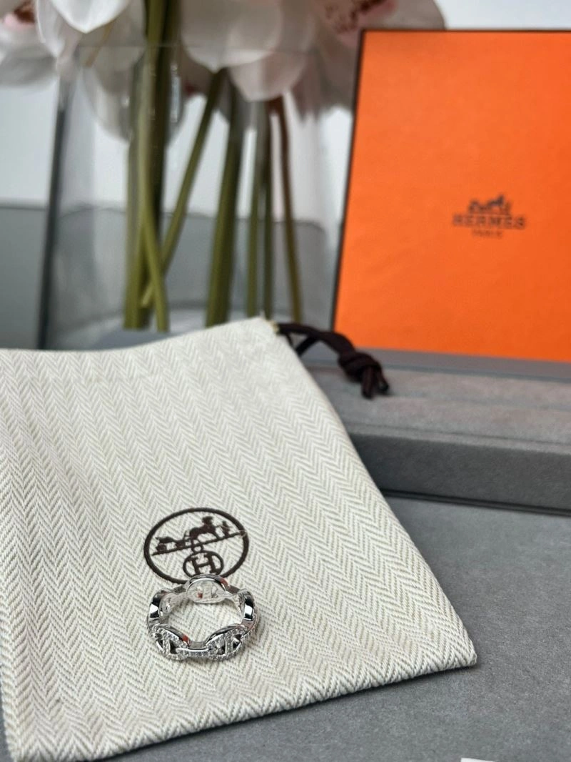 Indistinguishable Hermes Rings