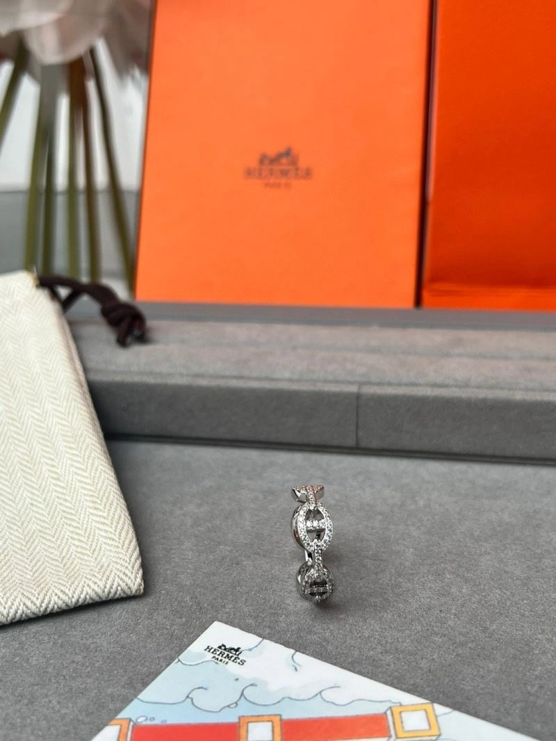 Indistinguishable Hermes Rings