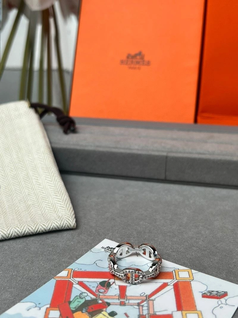 Indistinguishable Hermes Rings