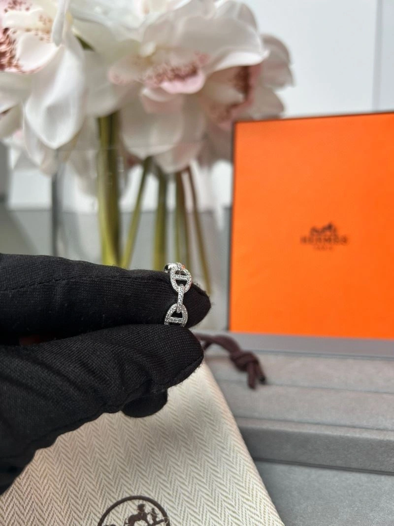 Indistinguishable Hermes Rings