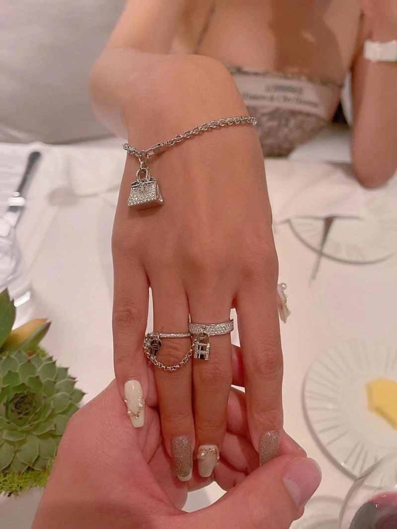 Exact replica Hermes Rings