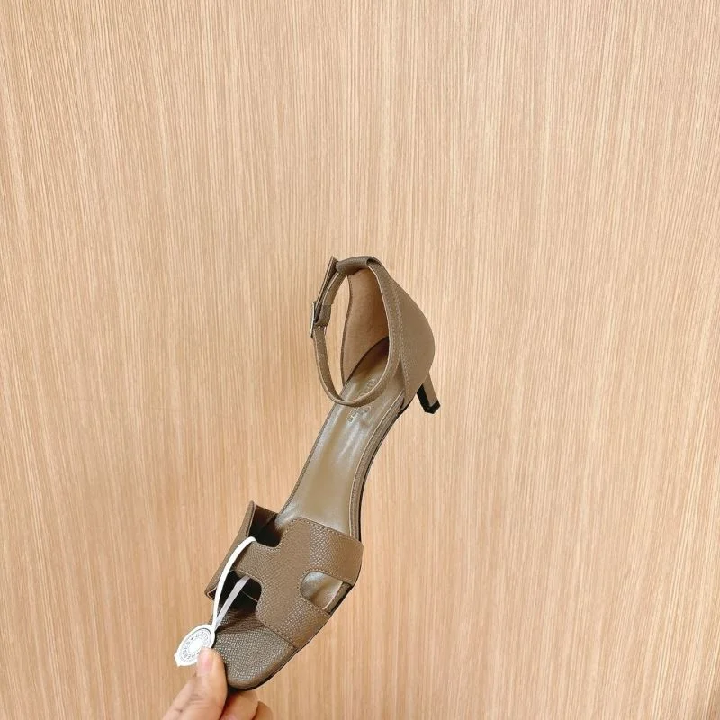 Low-cost Hermes Sandals