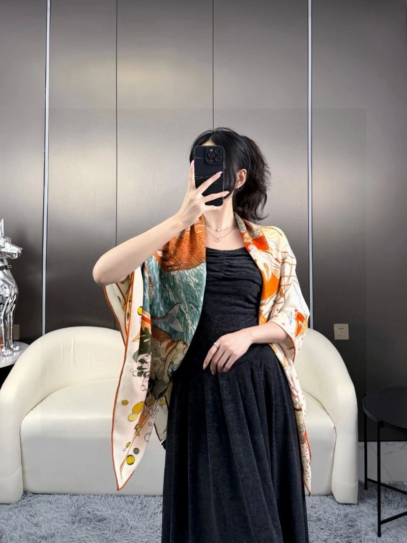 Indistinguishable Hermes Scarf