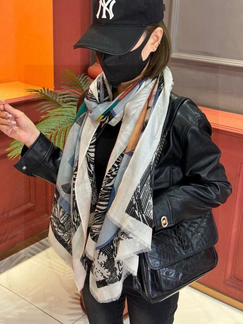 Low-cost Hermes Scarf