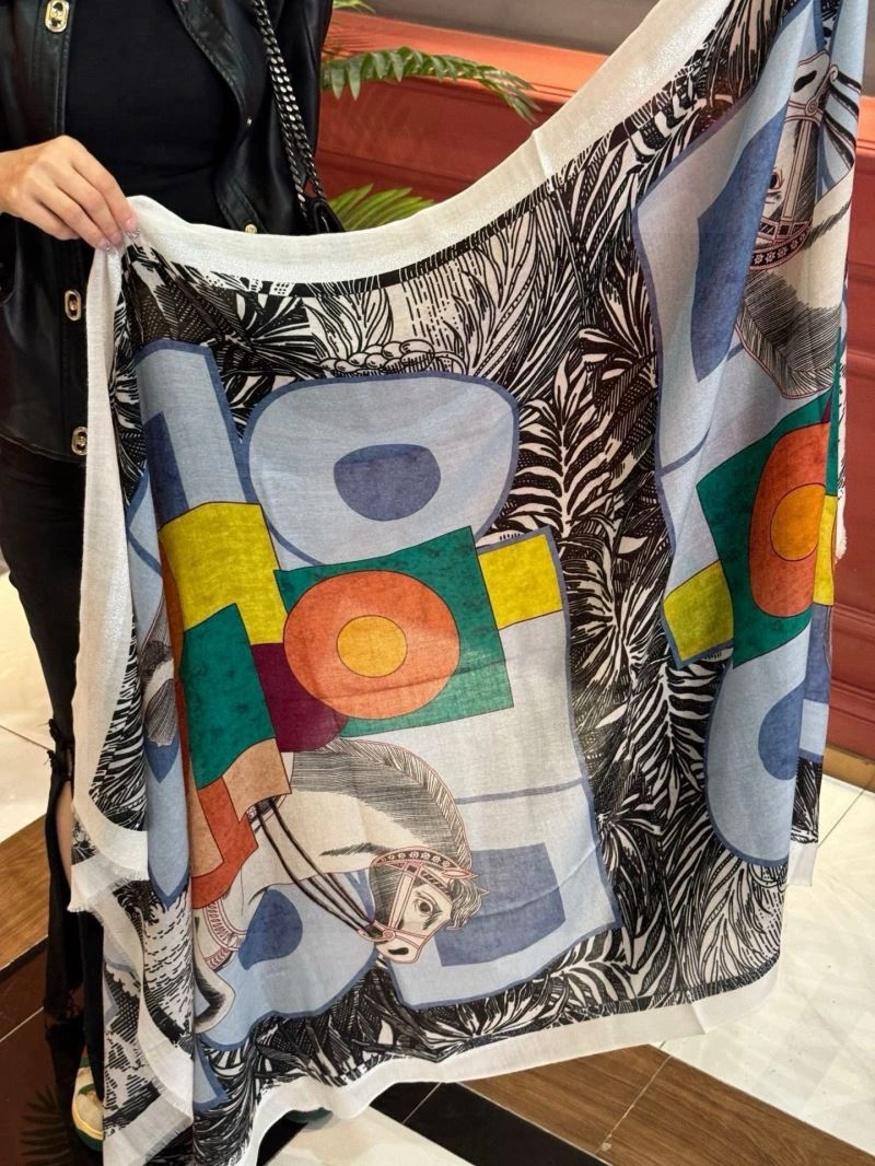 Low-cost Hermes Scarf