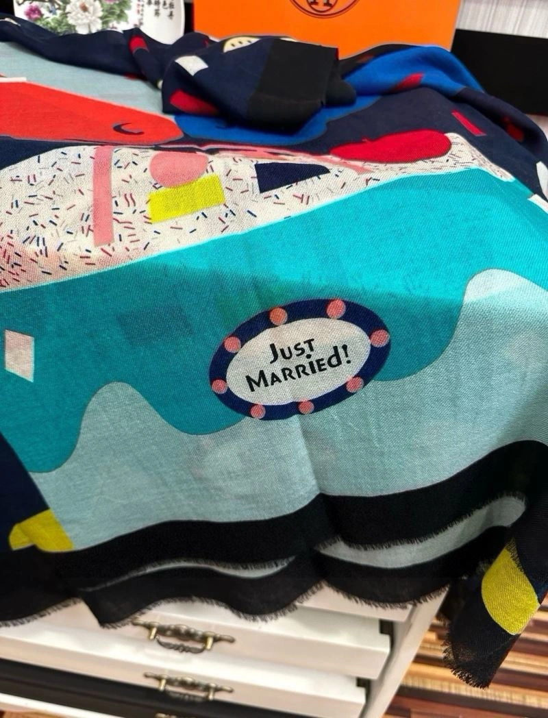 Low-cost Hermes Scarf