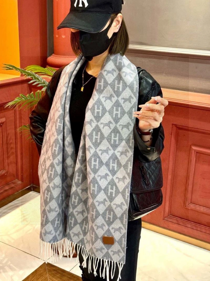 Indistinguishable Hermes Scarf
