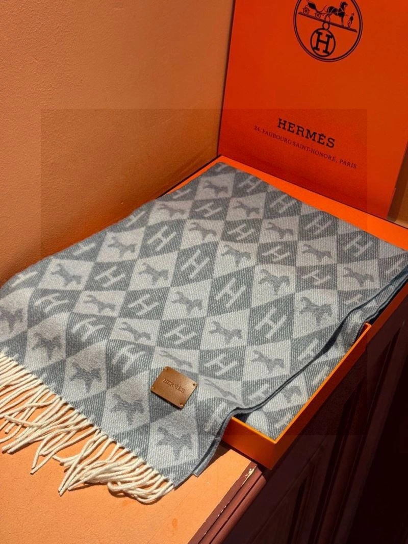 Indistinguishable Hermes Scarf
