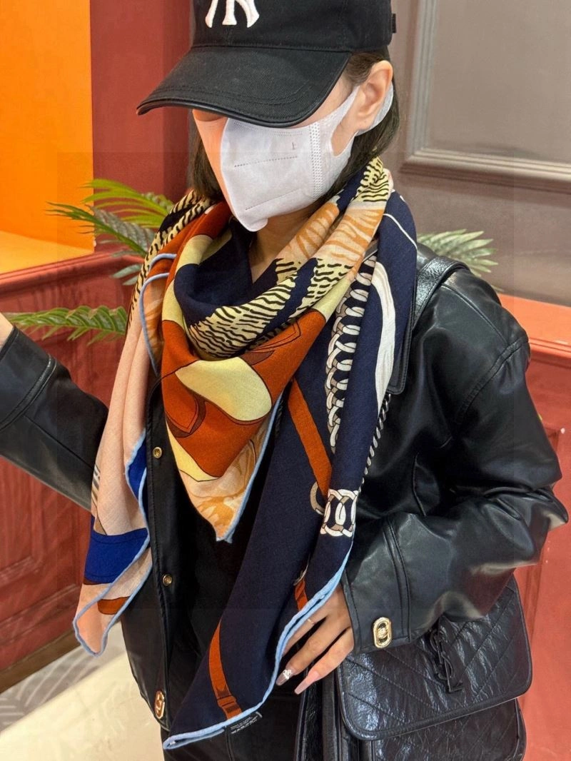 Indistinguishable Hermes Scarf