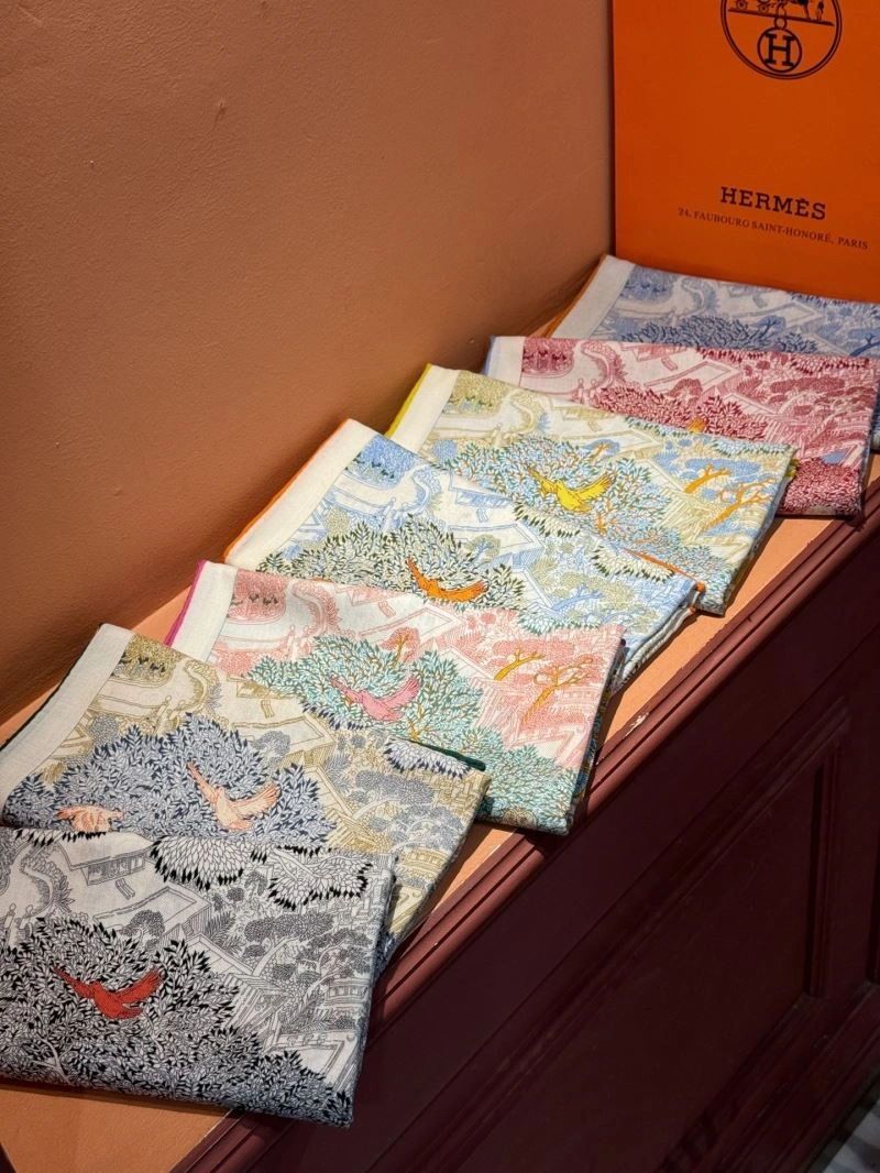 Low-cost Hermes Scarf