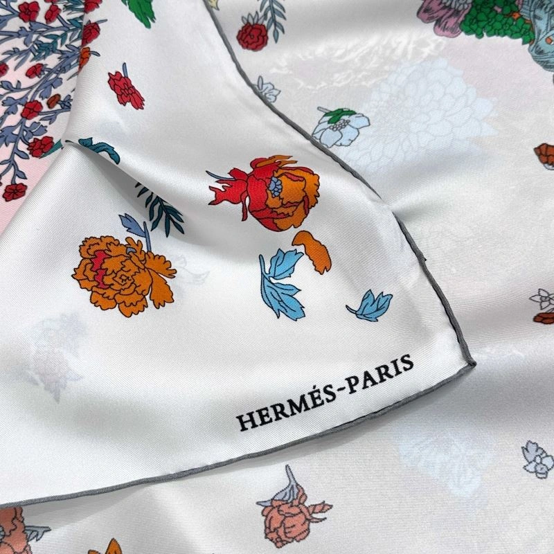 Indistinguishable Hermes Scarf