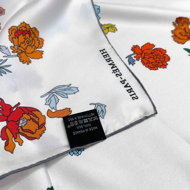 Indistinguishable Hermes Scarf