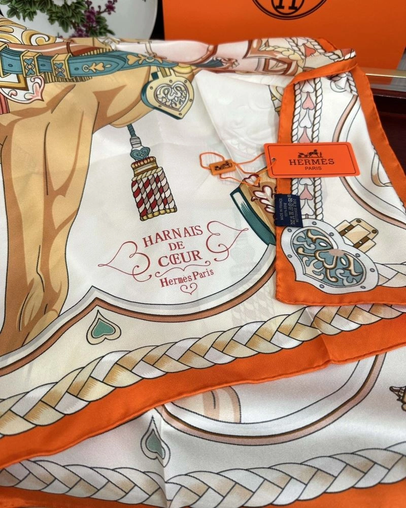 Indistinguishable Hermes Scarf