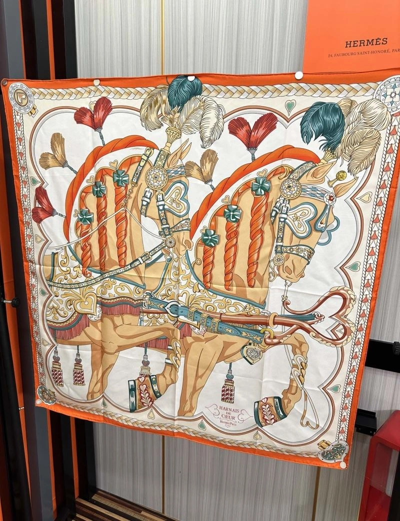 Indistinguishable Hermes Scarf
