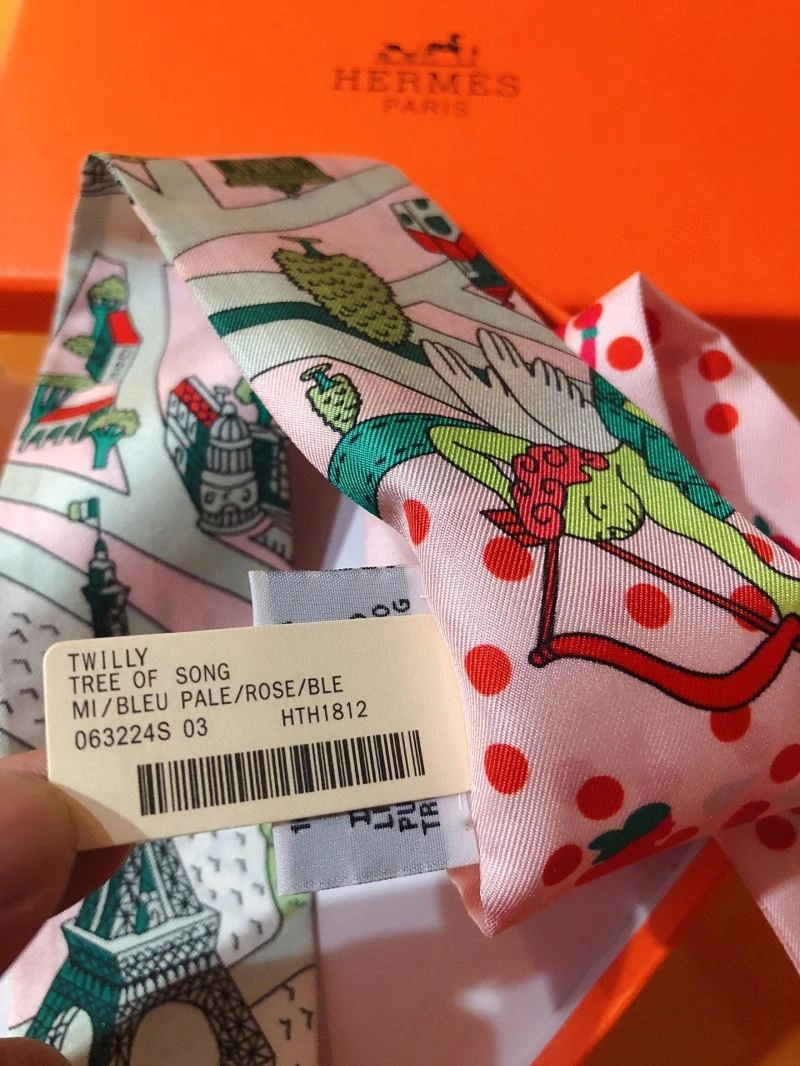 Exact replica Hermes Silk