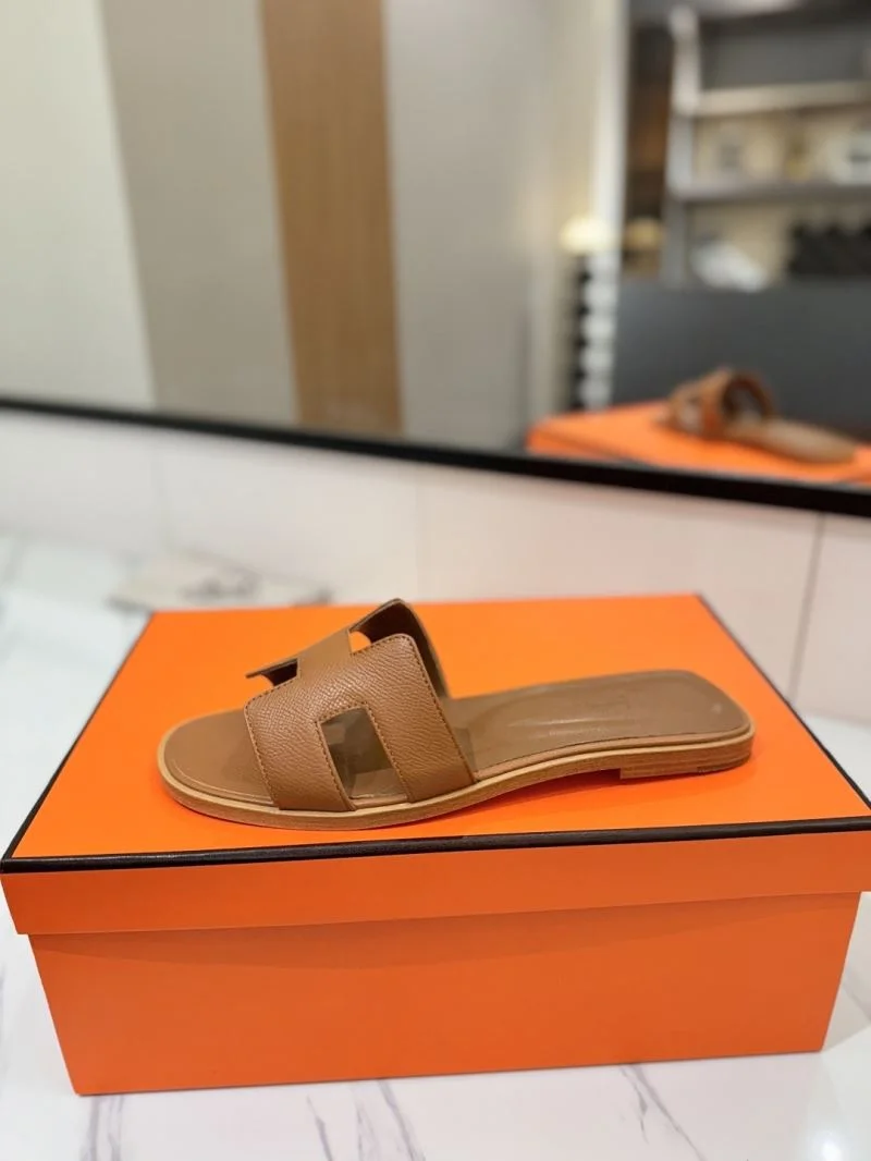 Low-cost Hermes Slippers