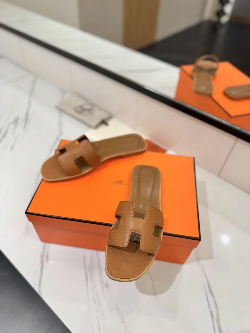Low-cost Hermes Slippers