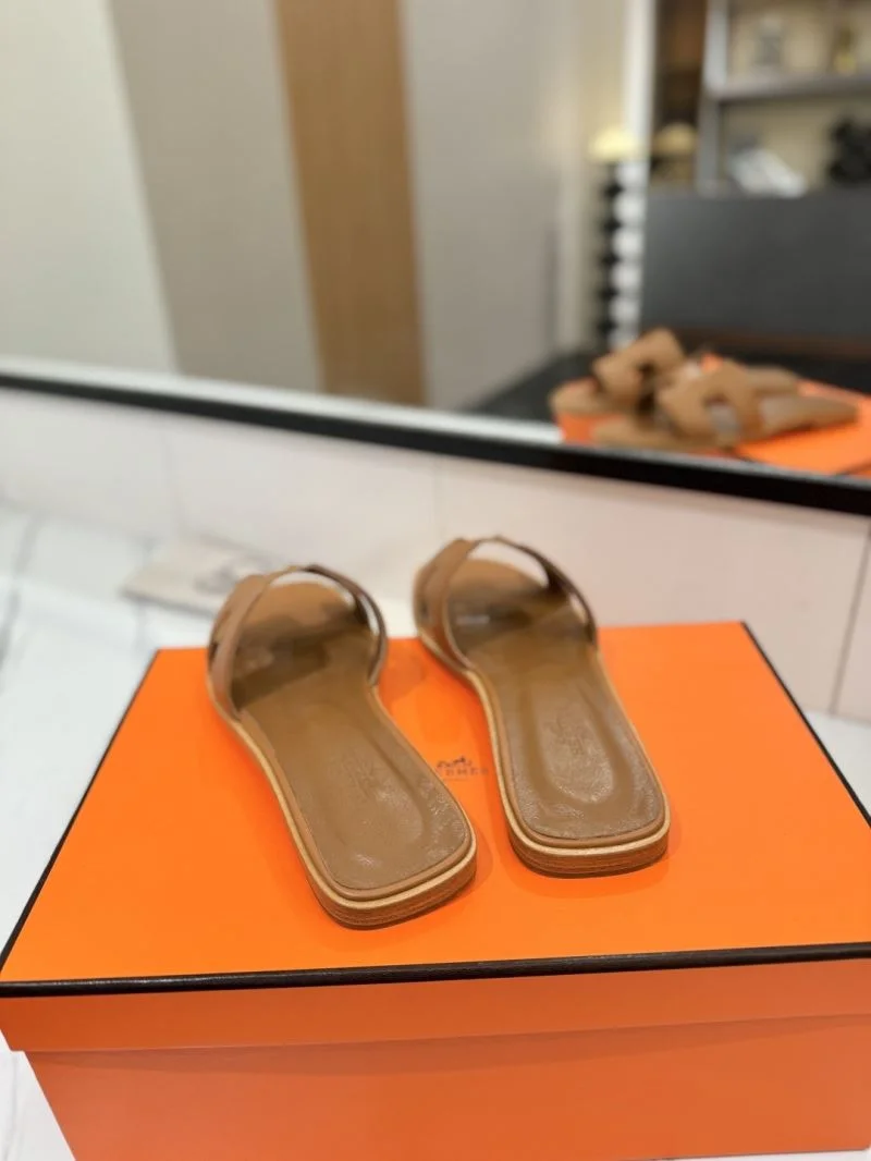 Low-cost Hermes Slippers