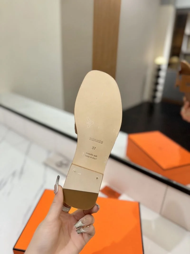 Low-cost Hermes Slippers