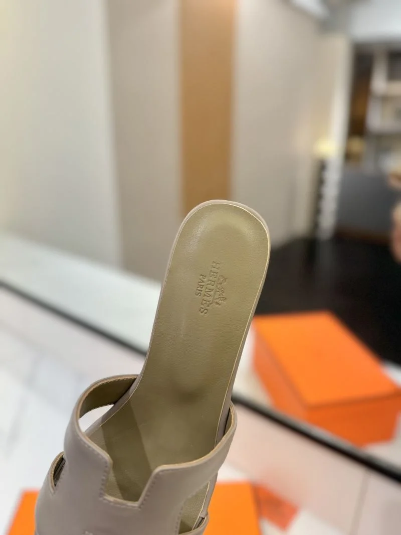 Low-cost Hermes Slippers