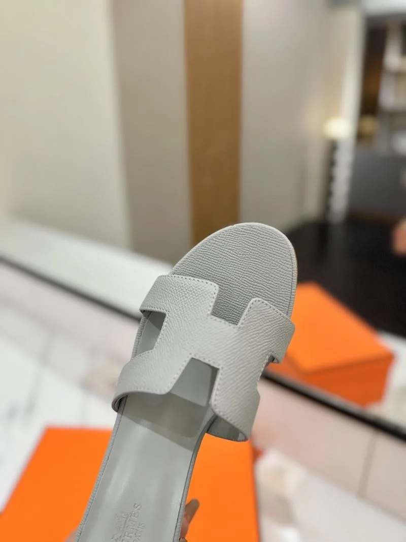 Low-cost Hermes Slippers