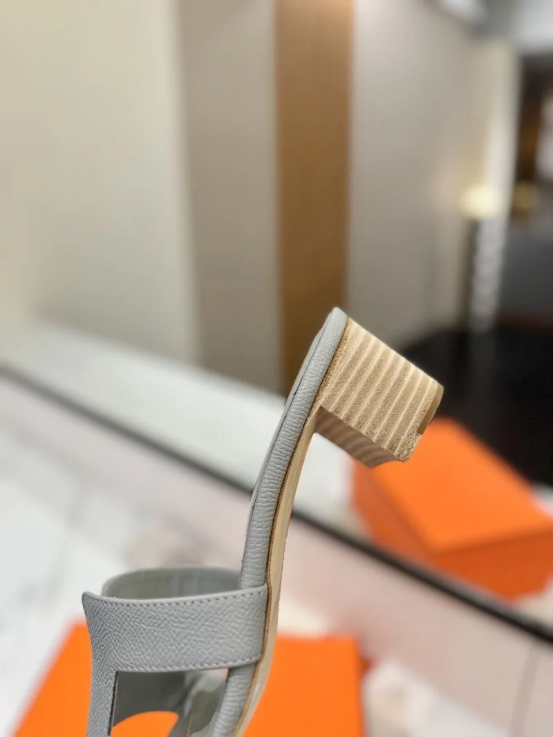 Low-cost Hermes Slippers