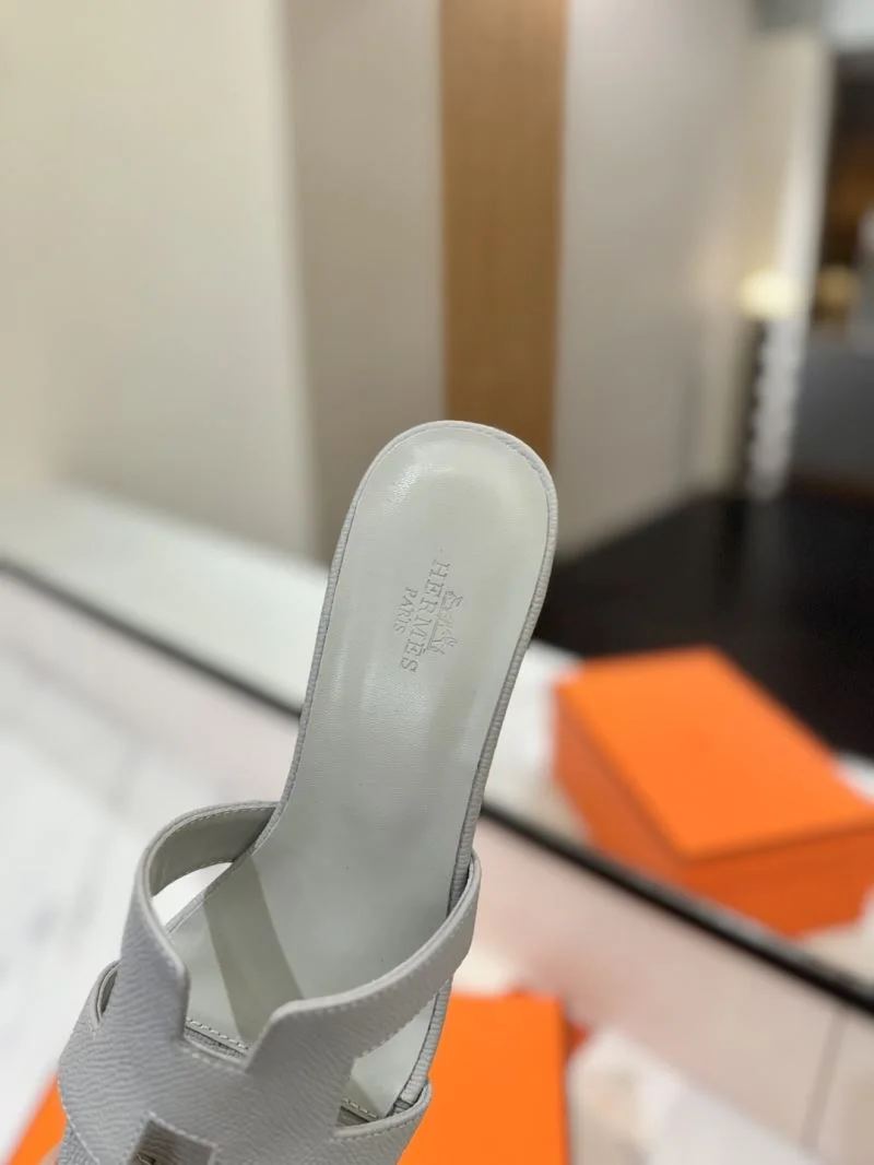 Low-cost Hermes Slippers