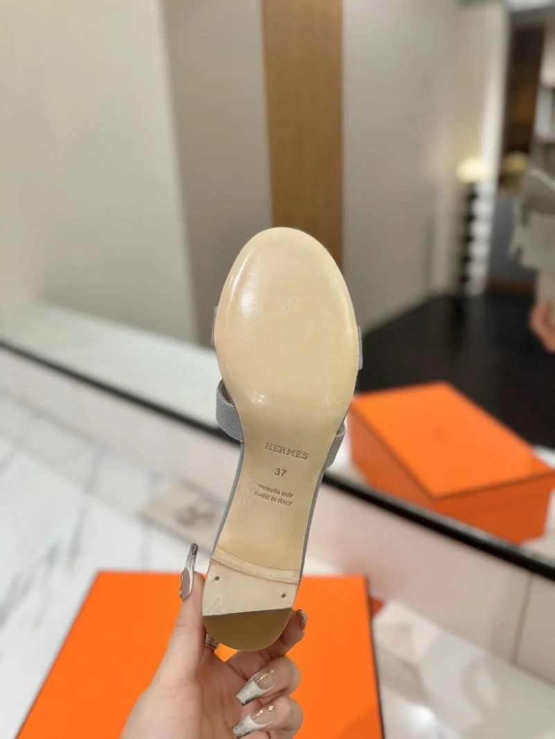 Low-cost Hermes Slippers