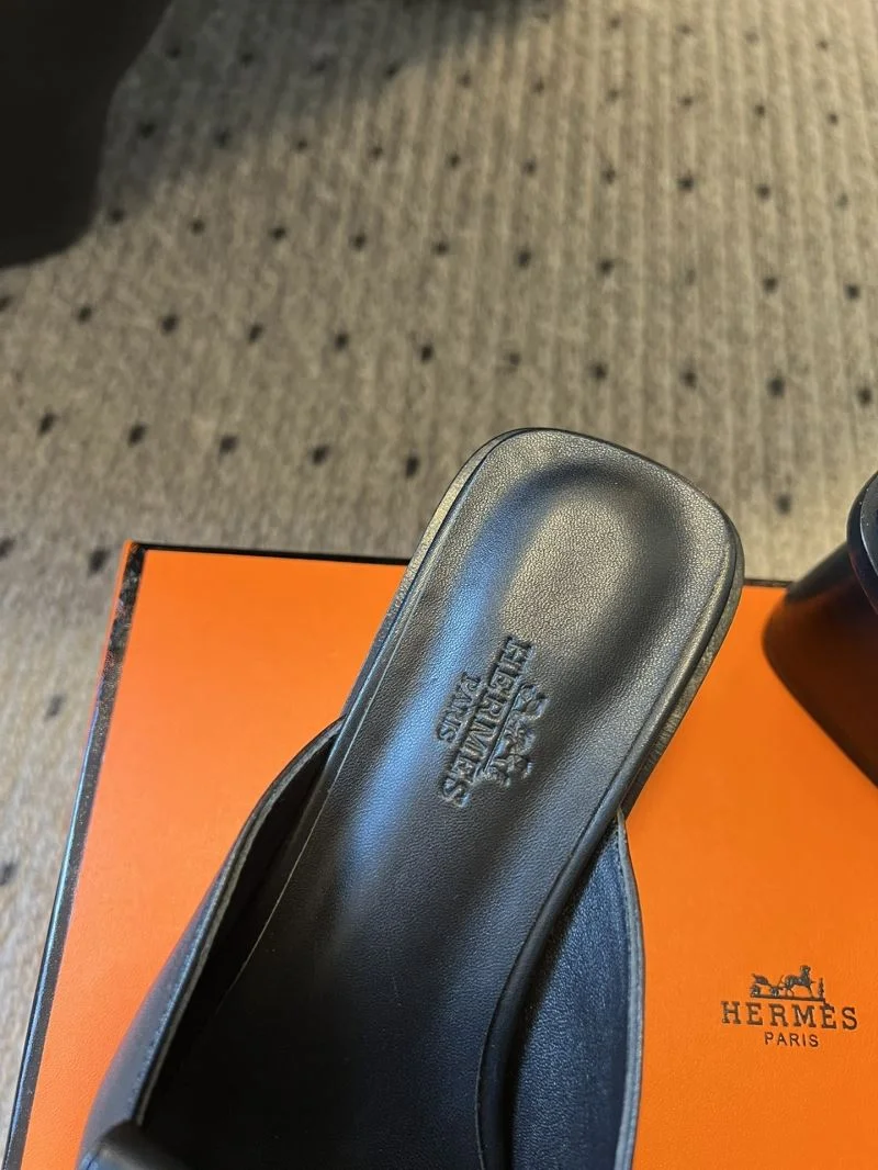Low-cost Hermes Slippers