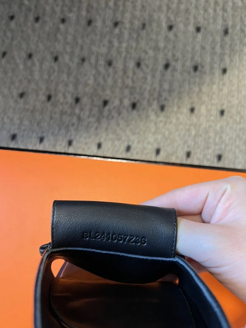 Low-cost Hermes Slippers