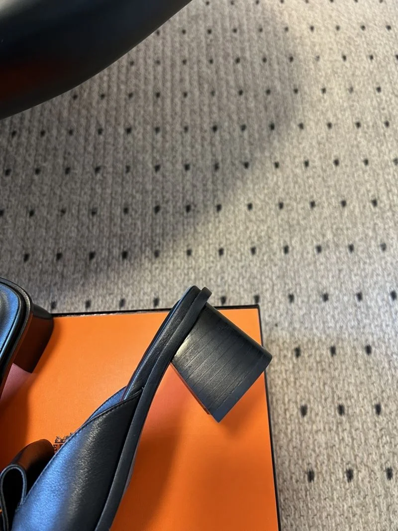 Low-cost Hermes Slippers