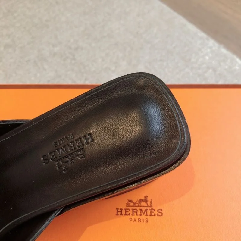 Low-cost Hermes Slippers